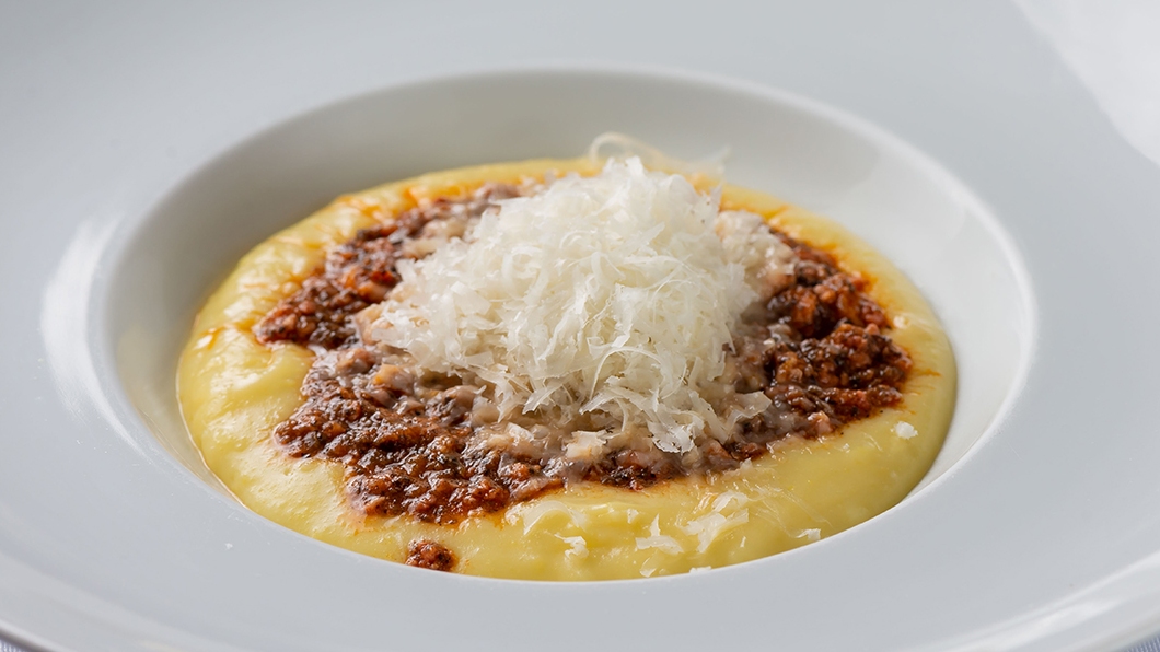 Aprenda a preparar uma polenta cremosa com ragu bolonhesa e pancetta ...